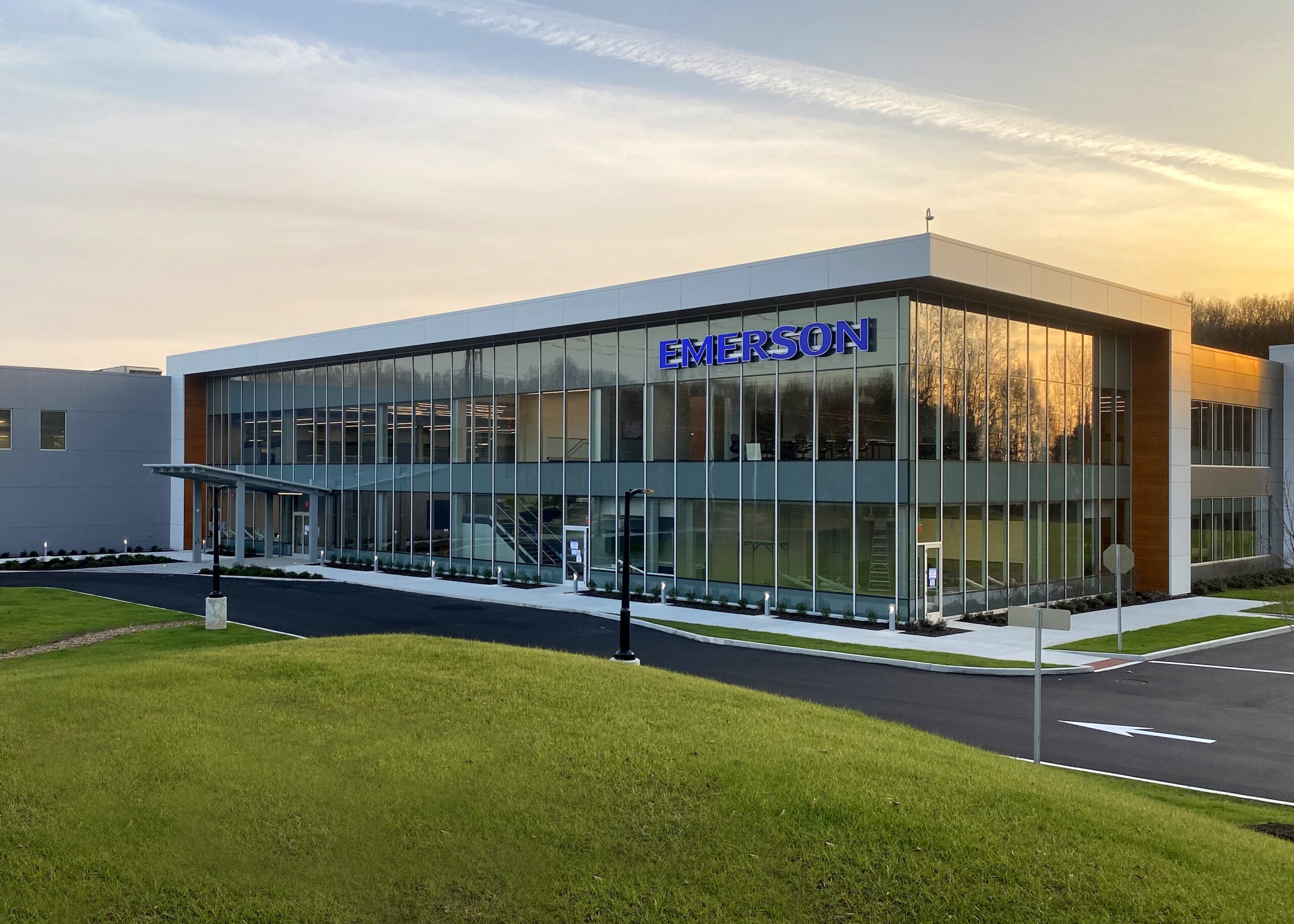 Emerson recibe distintivo ESR por sexto año consecutivo